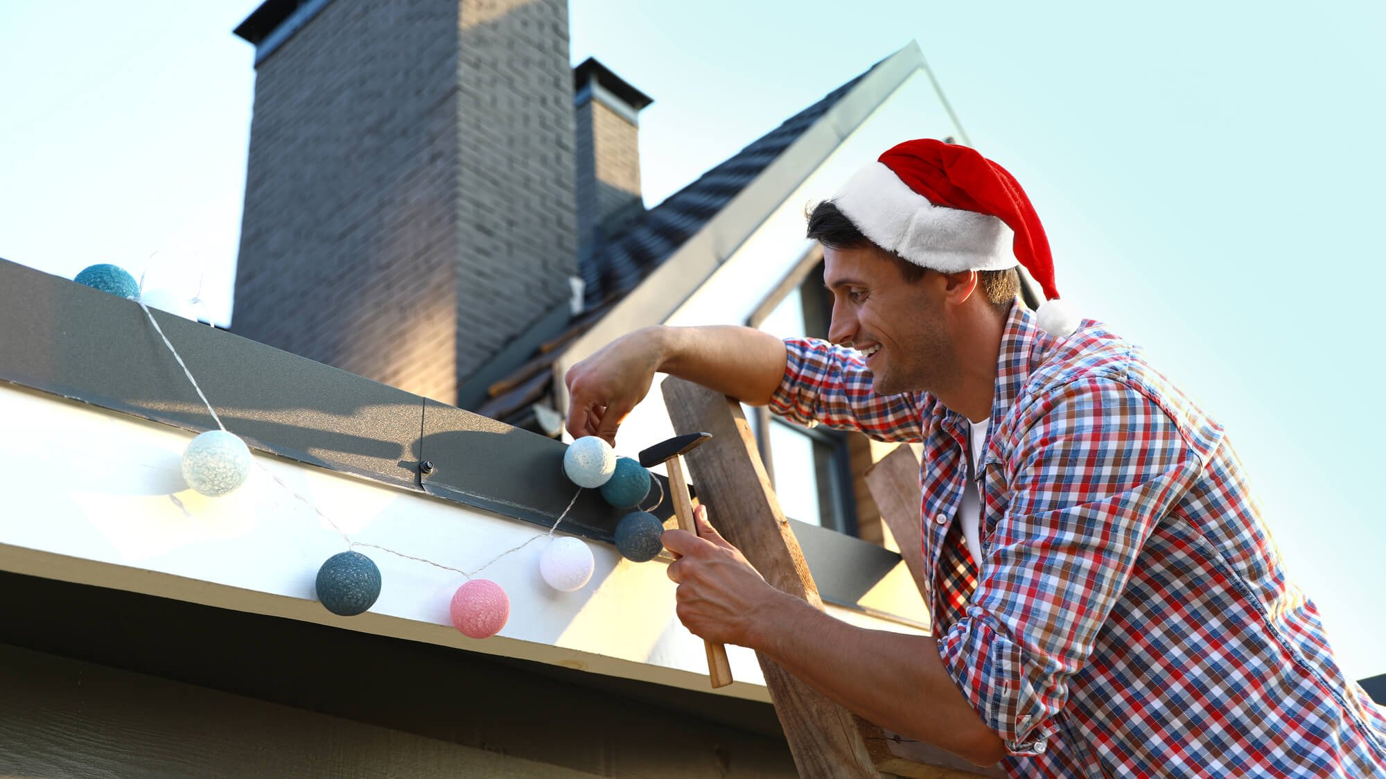 9 Tips for Putting Up Christmas Lights Safely